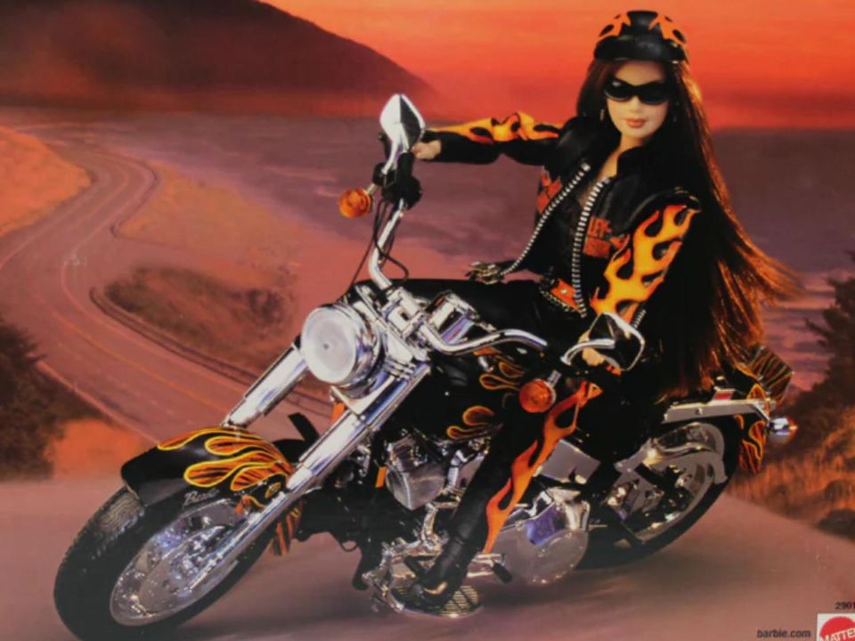 Barbie motoqueira: explorando a ousadia da boneca em suas aventuras de moto