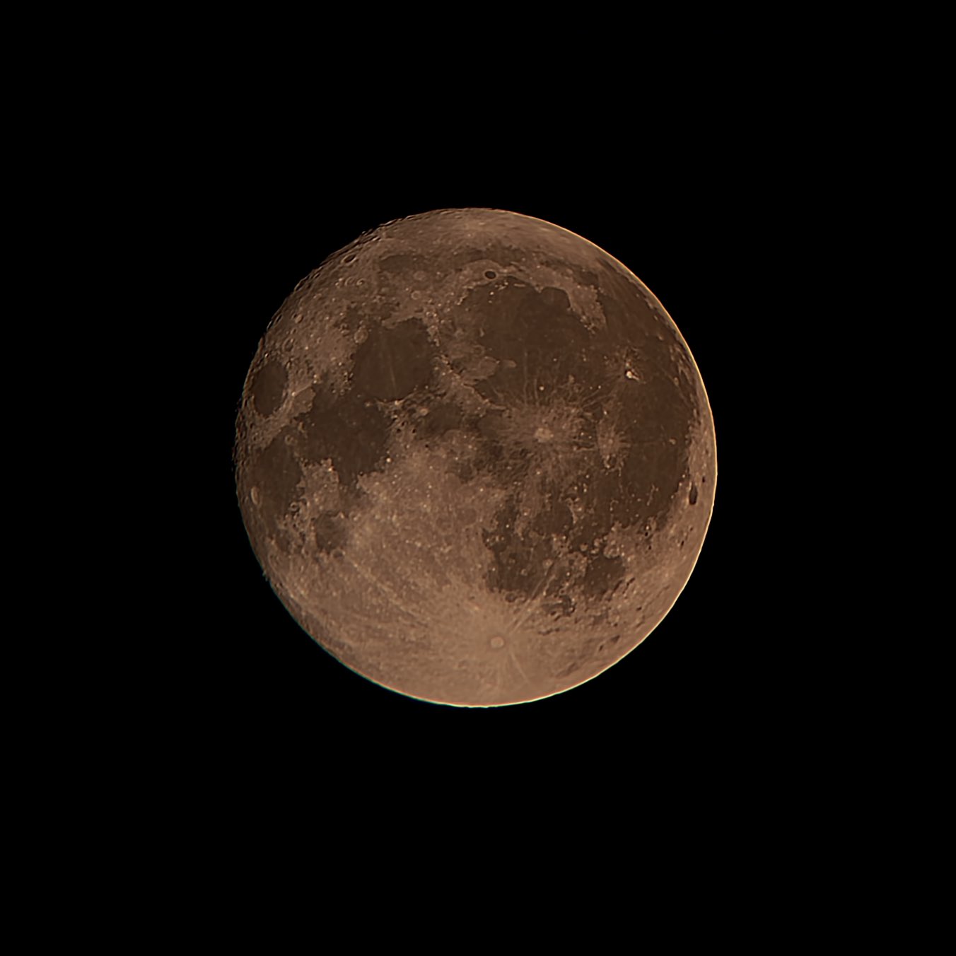 Na noite da sexta-feira 21, o assunto “Lua de Morango” chegou aos ...